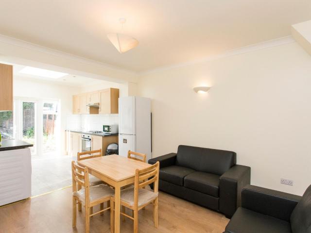 Single bedroom exquisite 5 bedroom house Has a Room