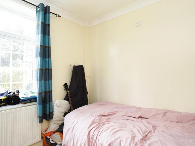 Single bedroom in 5 bedroom house near Acton Park Has a Room