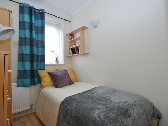 Single bedroom in the White City neighbourhood Has a Room