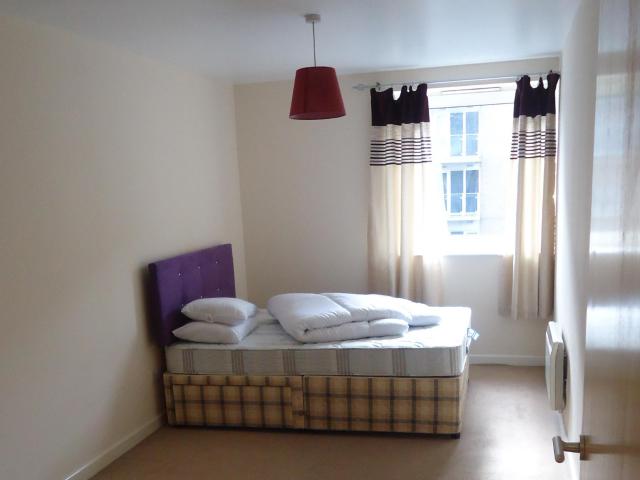 Single bedroom in a 3 bedroom apartment, in Limehouse Has a Room