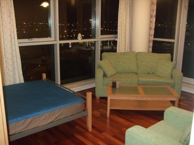 Single bedroom in a 3 bedroom apartment in Popler neighbourhood Has a Room