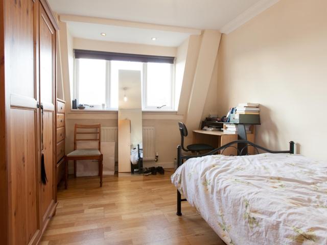 Single bedroom in a 4 bedroom flat near Burgess Park Has a Room