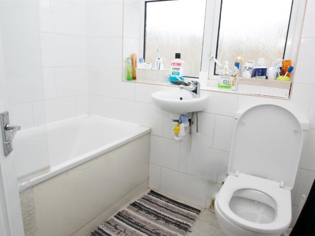 Single bedroom in a 5 bedroom flat, in East Acton Has a Room