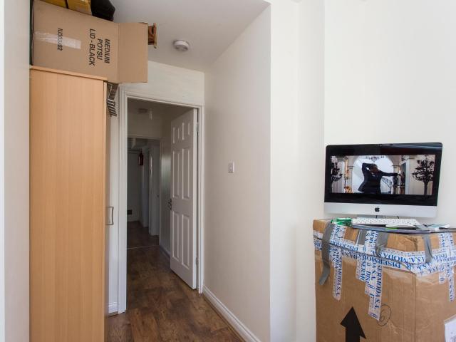 Single bedroom in a 5 bedroom house, in White City Has a Room