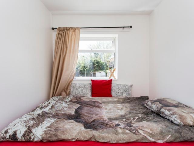 Single bedroom in a 5 bedroom house, in White City Has a Room