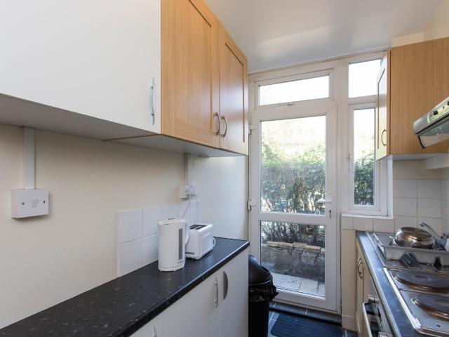Single bedroom in a 5 bedroom house, in White City Has a Room