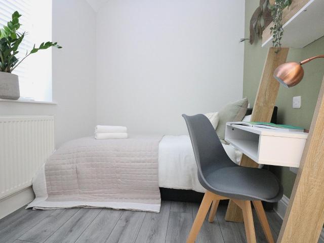 Single bedroom in a 5 bedroom house in Wormwood Scrubs Has a Room