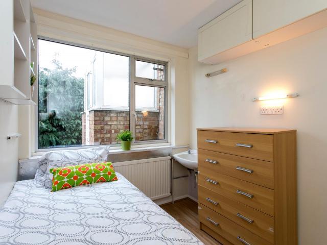 Single bedroom in Ealing, placed near North Acton tube station Has a Room
