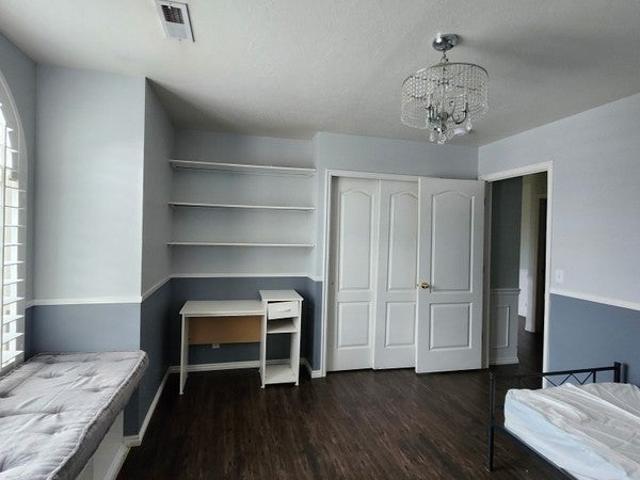 Single Bedroom_ min walk to TRAXClose to SLCC