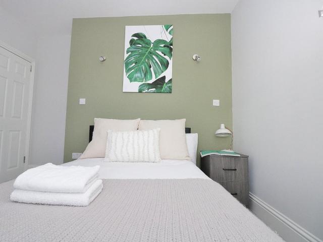 Single ensuite bedroom in a house of 5 bedrooms in London Has a Room