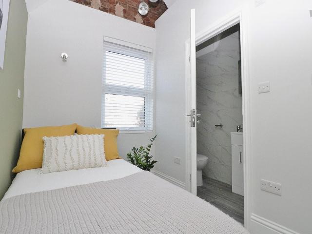 Single ensuite bedroom in a house of 5 bedrooms in London Has a Room