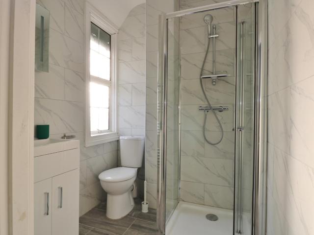 Single ensuite bedroom in a house of 5 bedrooms in London Has a Room