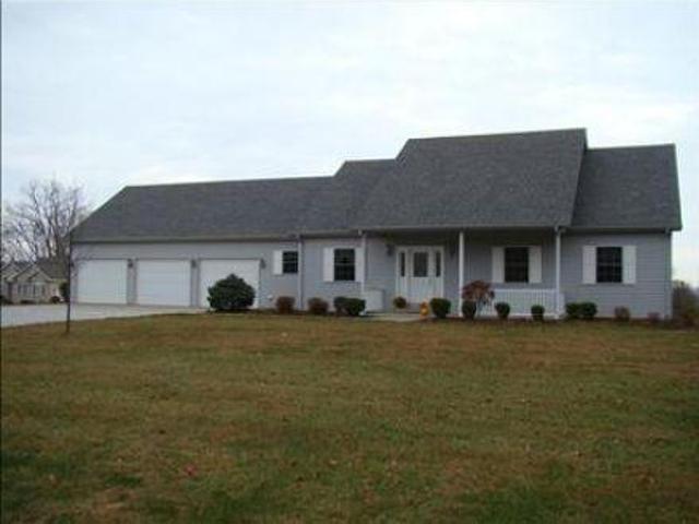 Single Family Dwelling with 3 bdrm 2 baths in New Castle IN