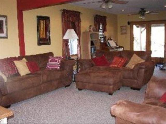 Single Family Dwelling with 4 bdrm 2 baths in New Castle IN