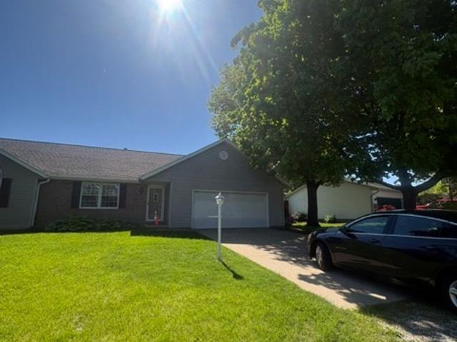 Single Family Home in Germantown Hills with Pool 3 BR / 4BA