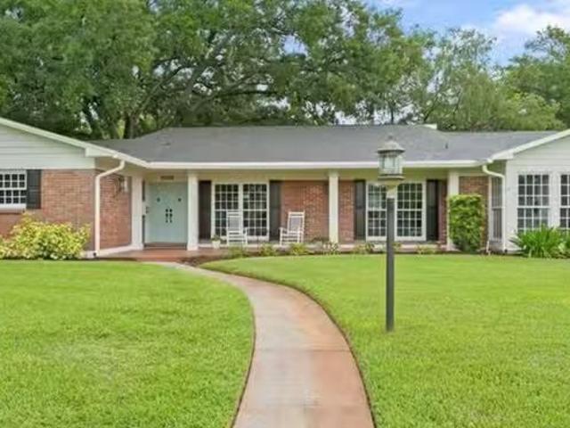 Single family home in fantastic lake neighborhood! 11212 Carr.