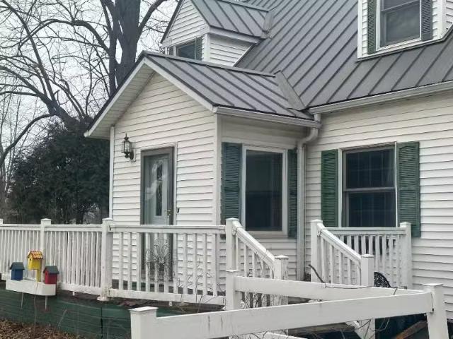 Single Family Home in Neillsville, WI / 6 month lease 1113 E.