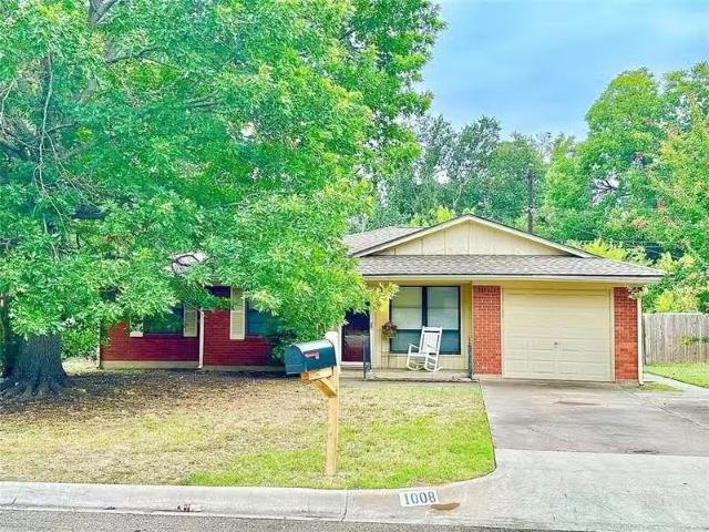 Single Family Residence, Traditional Denton, TX 1008 Sierra.