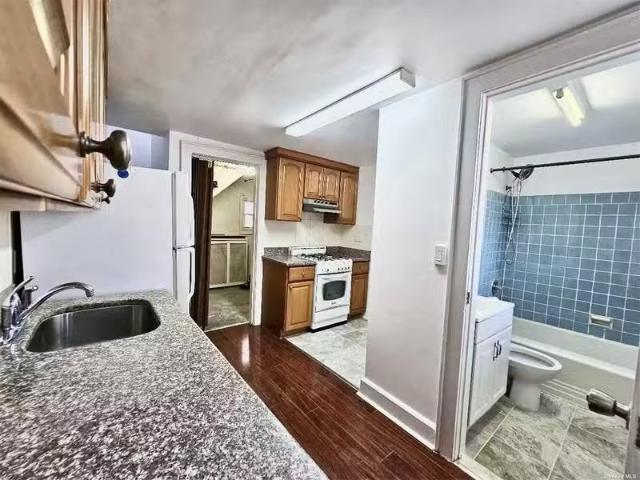 Single Family Residence, Two Story Flushing, NY 14315 Negun.