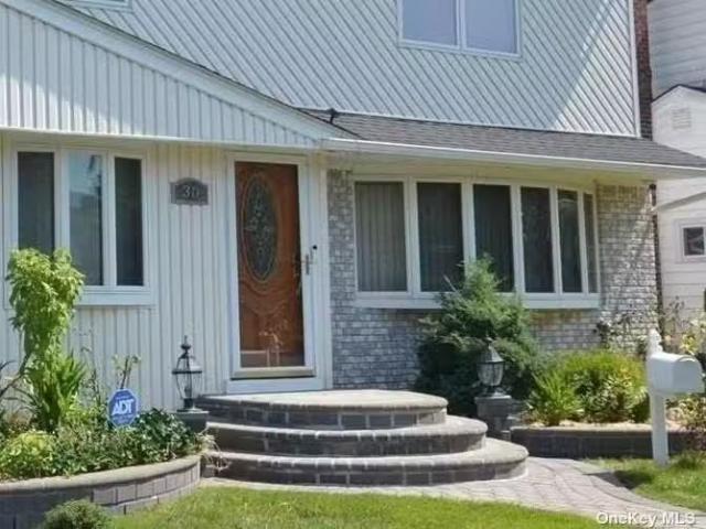 Single Family Residence, Two Story Hicksville, NY 30 Andove.