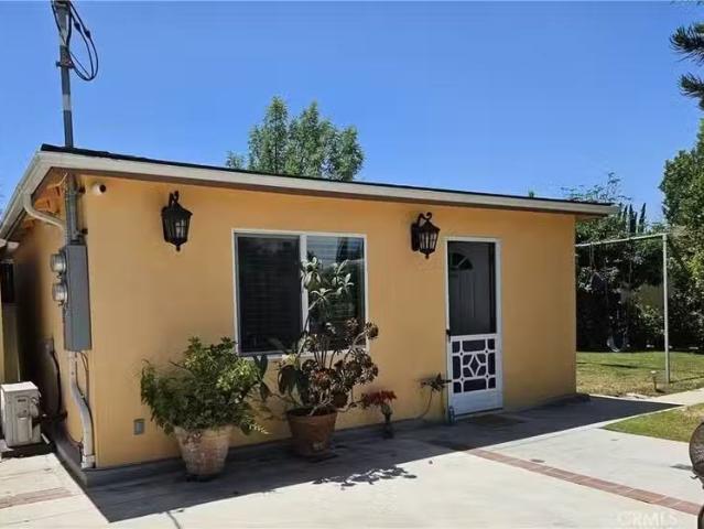 Single Family Residence Van Nuys, CA 6618 Longridge Ave
