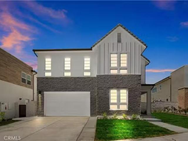 Single Family Residence Valencia, CA 27875 Screenplay Pl