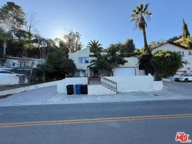 Single Family Residence Woodland Hills, CA 4633 Canoga Ave