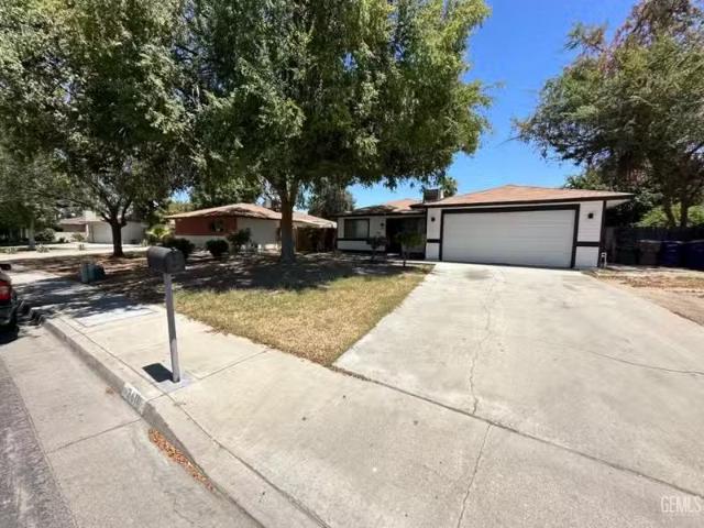 Single Family Residence Bakersfield, CA 3416 Cardamon Dr