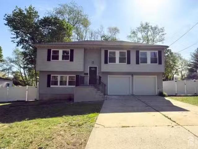 Single Family Residence, Bi Level East Brunswick, NJ 412 Ry.