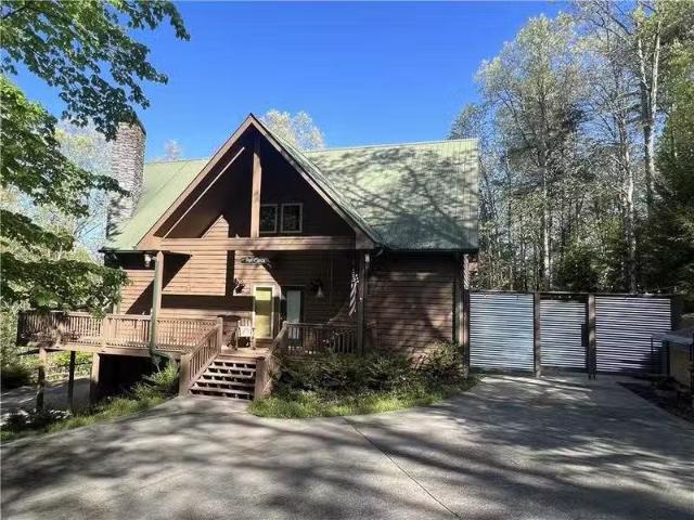 Single Family Residence, Cabin, Chalet Demorest, GA 118 Win.