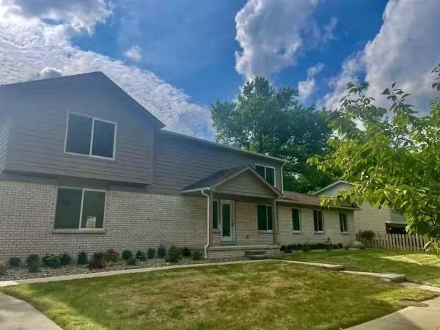 Single Family Residence, Contemporary Ann Arbor, MI 1715 Fr.