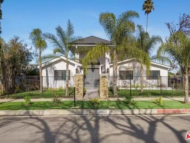 Single Family Residence, Contemporary Woodland Hills, CA 23.