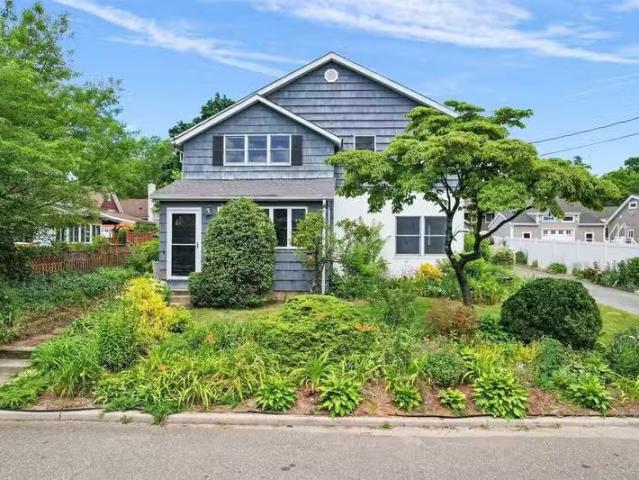 Single Family Residence, Colonial Woodmere, NY 122 Longwort.