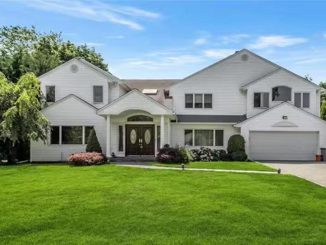 Single Family Residence, Colonial East Hills, NY 37 Bluebir.