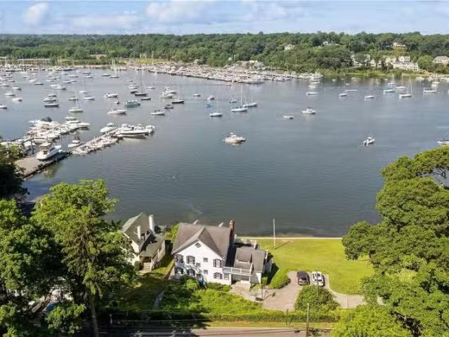 Single Family Residence, Colonial Huntington, NY 49 E Shore.