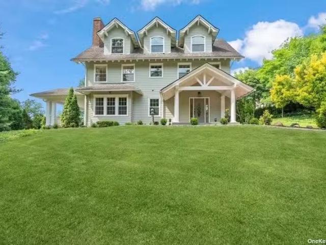 Single Family Residence, Colonial Roslyn, NY 9 The Intervale