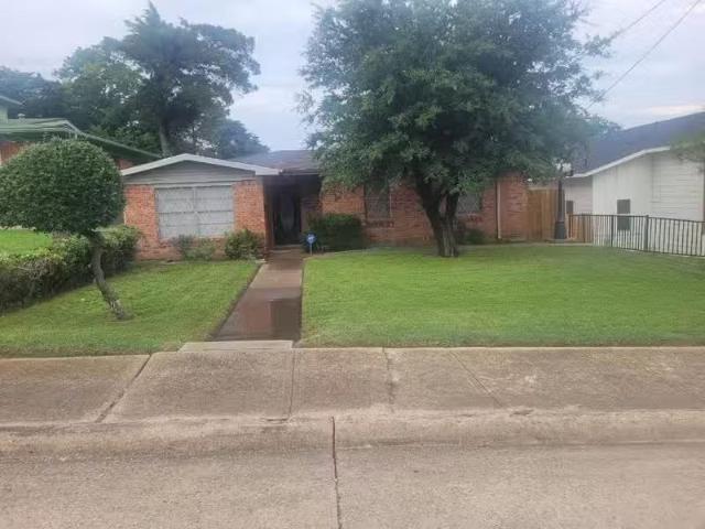 Single Family Residence Dallas, TX 1442 Bonnie View Rd