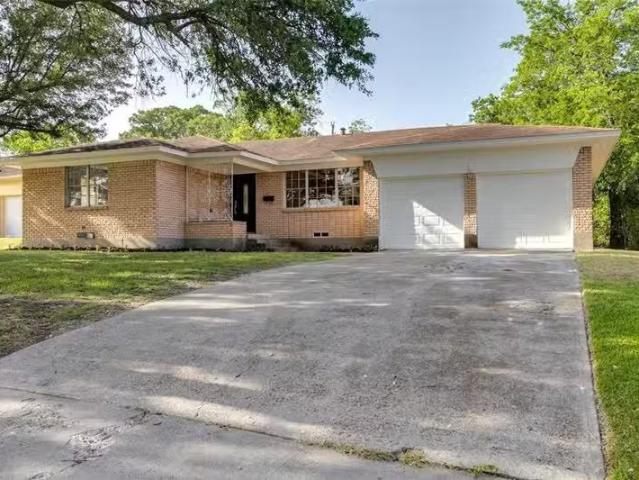 Single Family Residence Dallas, TX 648 Calcutta Dr