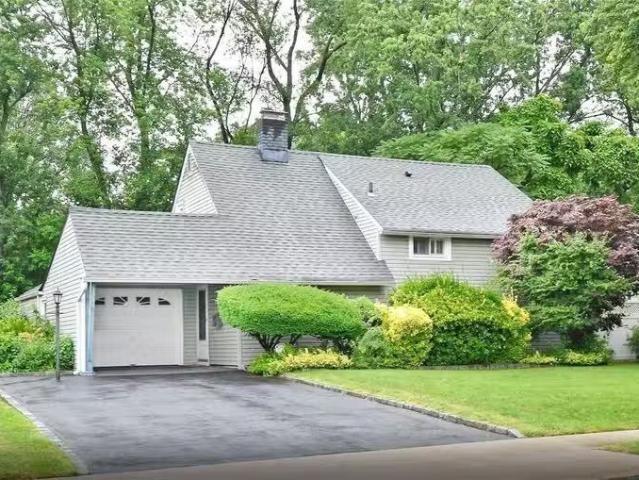 Single Family Residence, Exp Cape Westbury, NY 176 E Cabot Ln