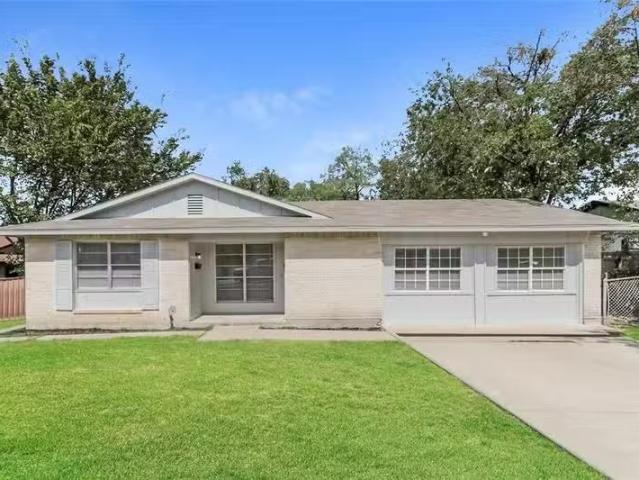 Single Family Residence Farmers Branch, TX 2959 Candlewick Ln