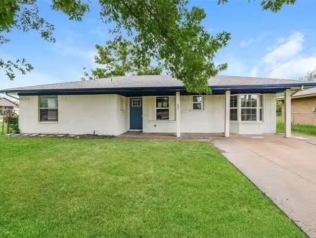 Single Family Residence Forney, TX 607 E Aimee St