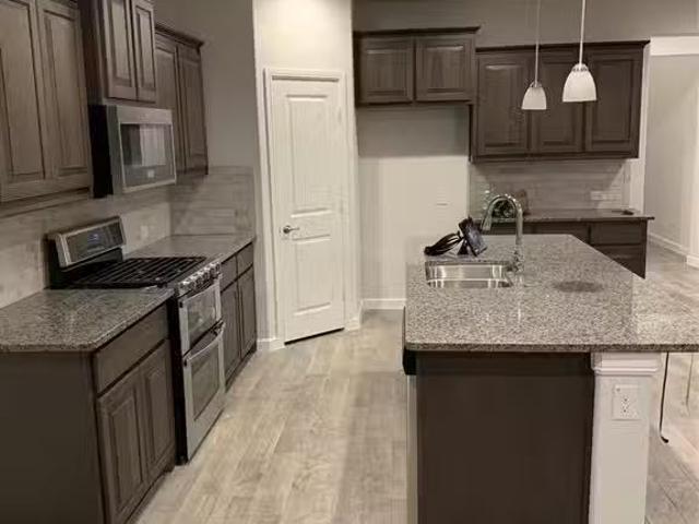 Single Family Residence Krum, TX 3318 Camden Creek Rd