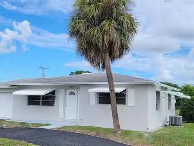 Single Family Residence Lake Park, FL 707 Greenbriar Dr #NA