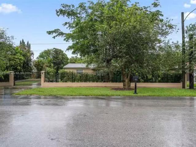 Single Family Residence Miami, FL 901 Sw 102nd Ave #0