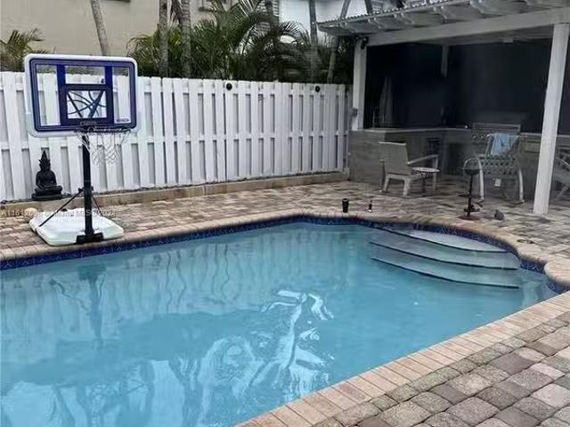 Single Family Residence Miami, FL 13986 Sw 155th St #0