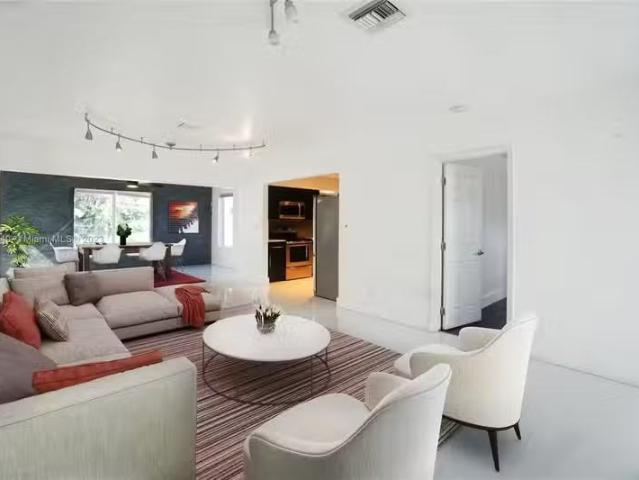 Single Family Residence Miami, FL 21230 Ne 24th Ct