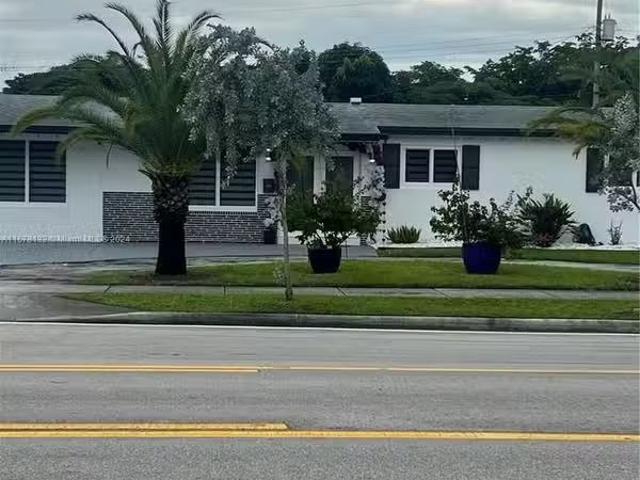 Single Family Residence Miami, FL 2641 Sw 97th Ave #2641