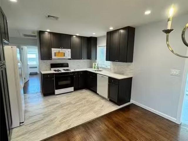 Single Family Residence, Ranch Hauppauge, NY 166 Southern B.