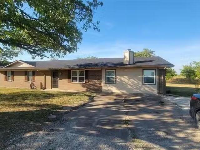 Single Family Residence, Ranch Sanger, TX 7166 Michael Rd
