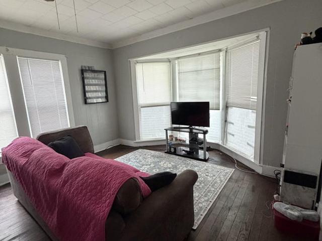 Single female looking for female roommate